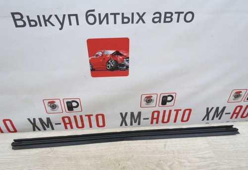 Уплотнитель двери передний левый Toyota Corolla