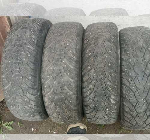 Royal Black Royal Stud 215/65 R16 102T