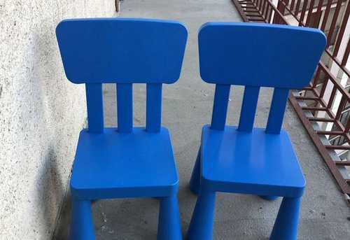 Стол с двумя стульями