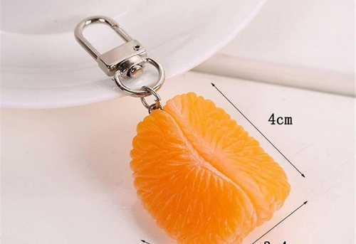 Брелок для ключей с имитацией оранжевого лепестка