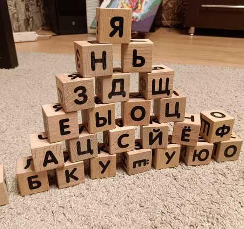 Кубики с буквами и цифрами