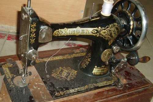 Старинная швейная машинка в кофре