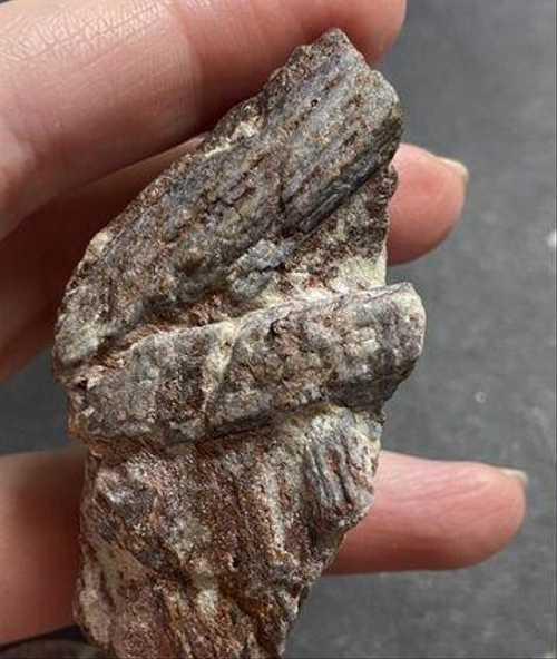 Кианит камень минерал коллекционный