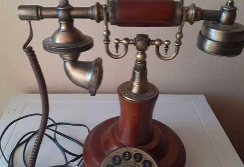 Старый стационарный телефон в рабочем состоянии