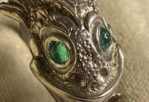 Серебряное кольцо рыбка изумруды в глазах