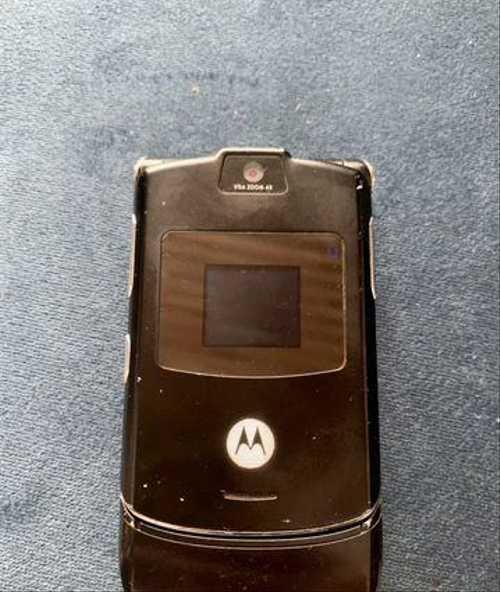 Телефон моторола razr v3 (без задней крышки)