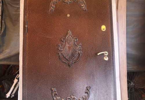 Дверь входная металлическая, деревянные (Волховец)