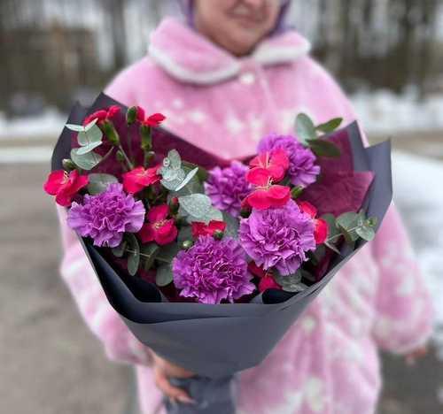 Яркий букет из кустовой гвоздики