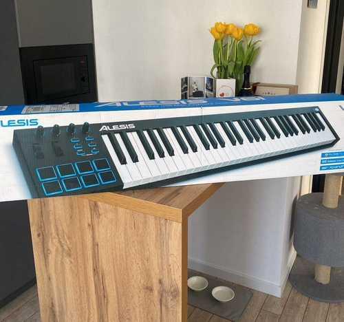 Alesis v61   стойка