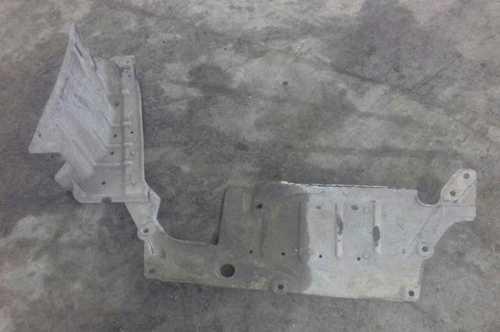 Пыльник двигателя центральный Mitsubishi Lancer (C