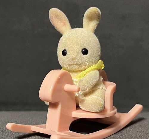 Sylvanian families малыш крольчонок на качелях