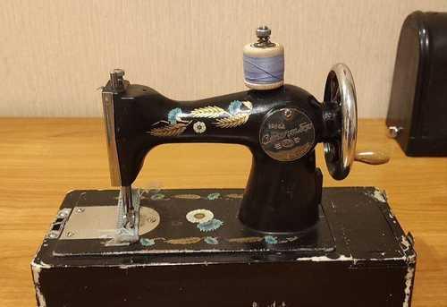 Детская швейная машинка 50-х годов