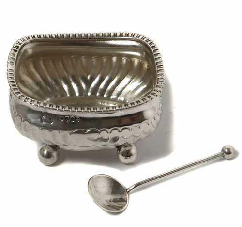 Серебряная солонка с ложкой. Англия, 1889 год