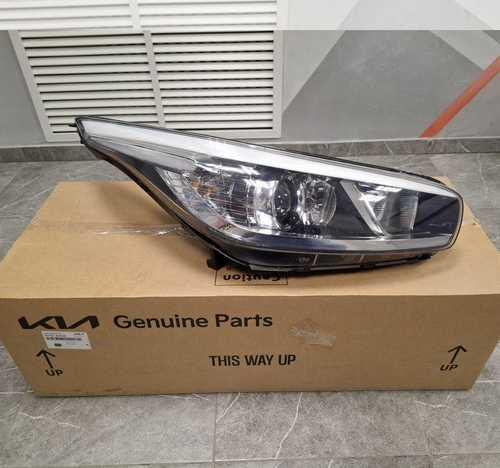 Фара правая Kia Ceed JD 92102A2000