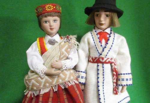 Куклы фарфоровые в латышских костюмах