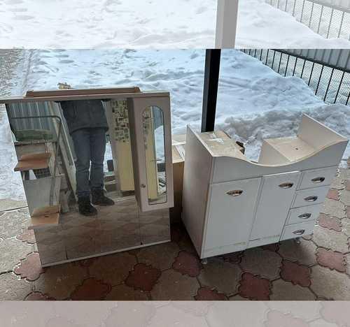 Отдам бесплатно тумбочку и зеркало