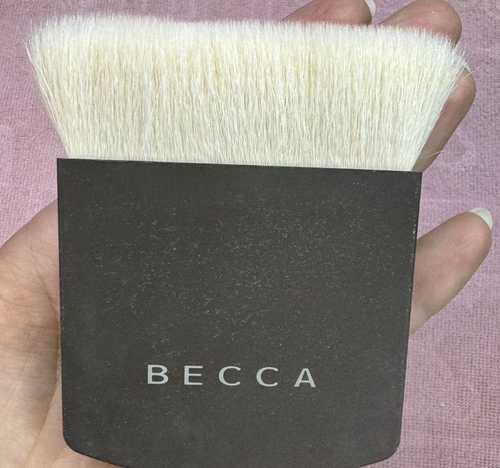 Кисть Becca универсальная, чехол для кистей Bobbi