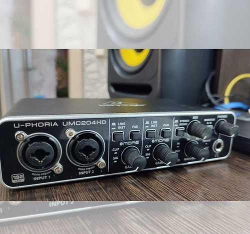 Аудиоинтерфейс Behringer UMC204HD