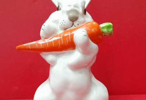 Фарфоровая статуэтка "Заяц с морковкой" лфз 1960-е
