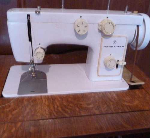 Швейная машинка на столике,ножная чайка142 M