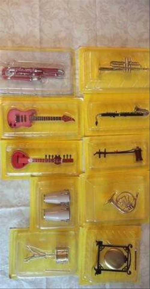 Коллекция миниатюрных музыкальных инструментов