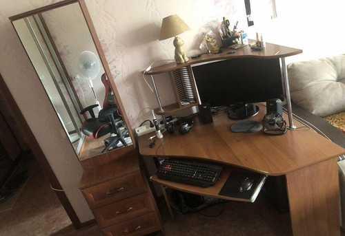 Компьютерный стол и зеркальный шкаф/трюмо