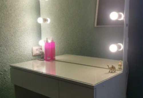 Туалетный столик с безрамным зеркалом и подсветкой