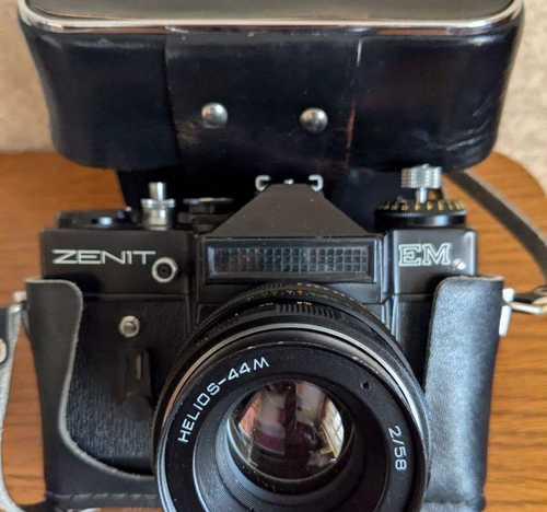 Фотоаппарат Zenit EM с обьективом Helios-44M