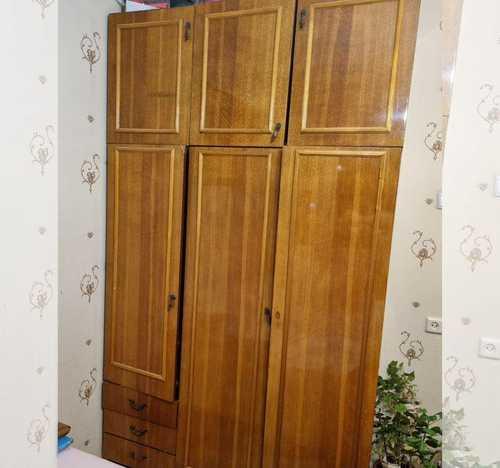 Шкаф трехстворчатый