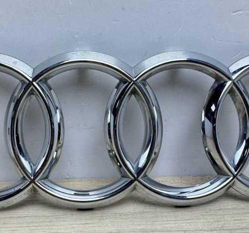 Эмблема решетки радиатора Audi Q3 4KE853605