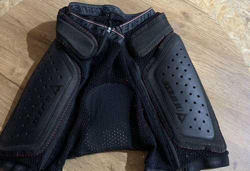 Защитные шорты новые Dainese