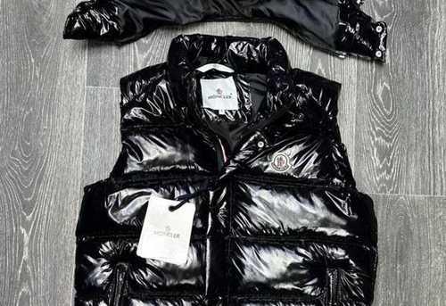 Глянцевая жилетка Moncler