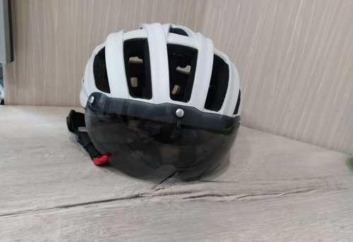 Велосипедный шлем с визором и фонарем
