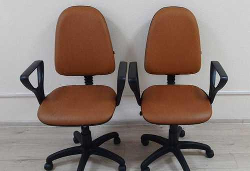 Офисные кресла на колесиках
