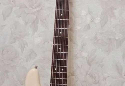 Fender American Precision Bass V. Бас-гитара