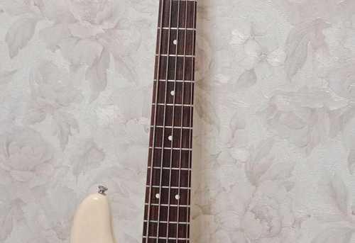 Fender American Precision Bass V. Бас-гитара