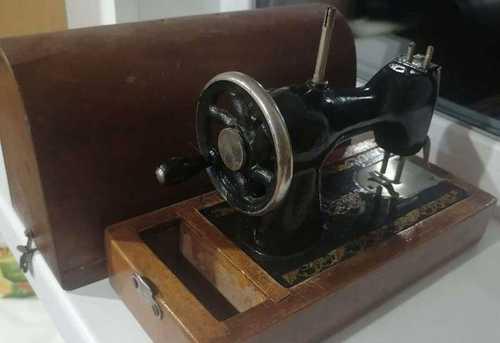 Старинная игрушечная швейная машинка