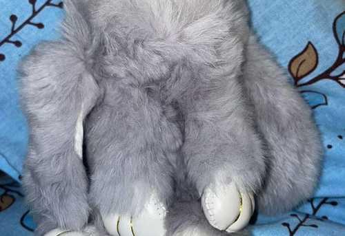 Серый пушистый брелок кролик