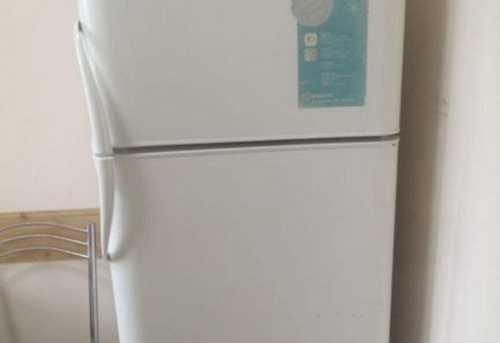 Холодильник Indesit под ремонт или на запчасти