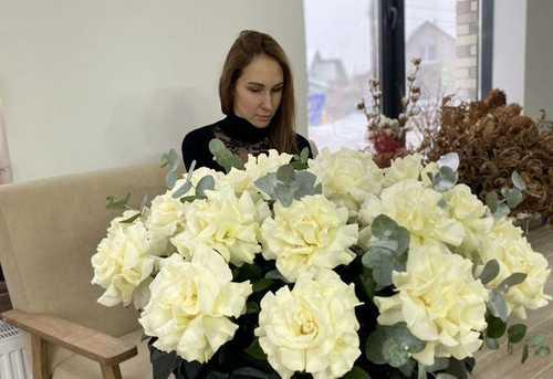 Огромная корзина с розами, белые розы