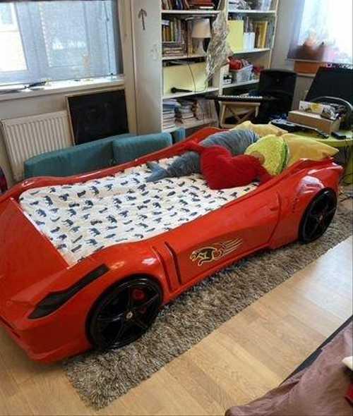 Детская кровать в форме машины