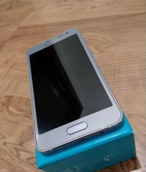Смартфон Samsung Galaxy A3 SM-A300F