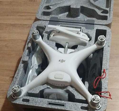 Квадрокоптер DJI phantom 4