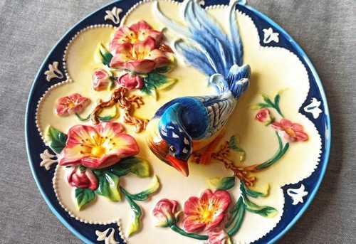 Объемная настенная тарелка-панно с птицей
