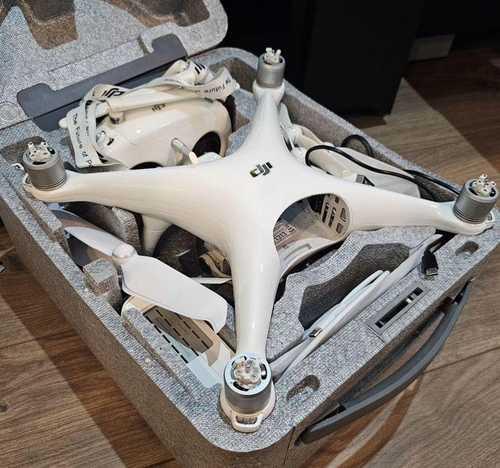 Квадрокоптер DJI Phantom 4