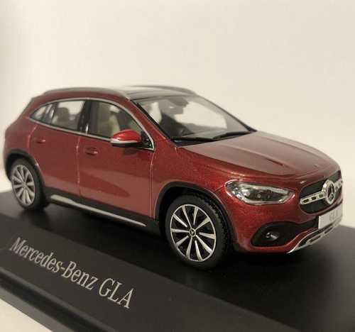 Mercedes-Benz GLA в масштабе 1:43 дилерский