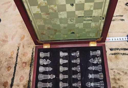 Шахматы из стекла в деревянном кейсе