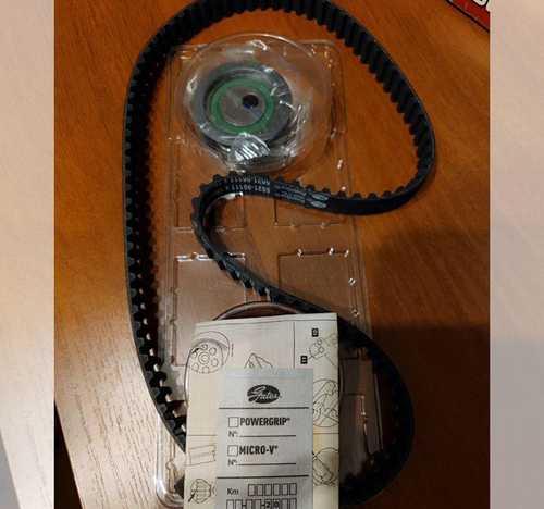Комплект ремня грм с роликом gates k015521 8кл