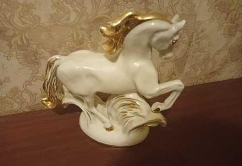 Фарфоровая статуэтка Конь