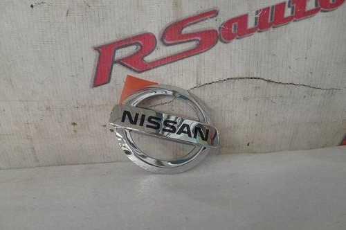 Эмблема решетки радиатора Nissan Qashqai J11